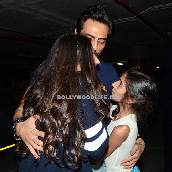 Aww! Arjun Rampal KISSES wife Mehr Jessia openly at Mumbai airport