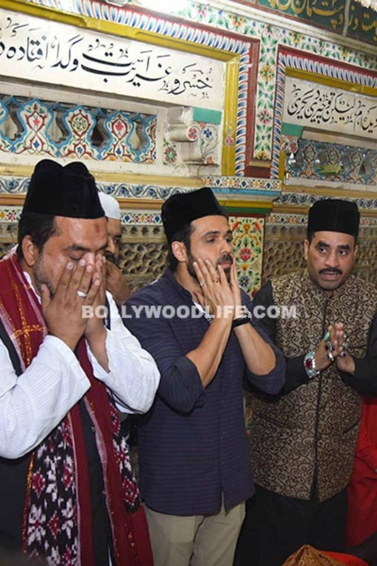 Emraan Hashmi offers prayer at Nizamuddin Dargah for the success of ...