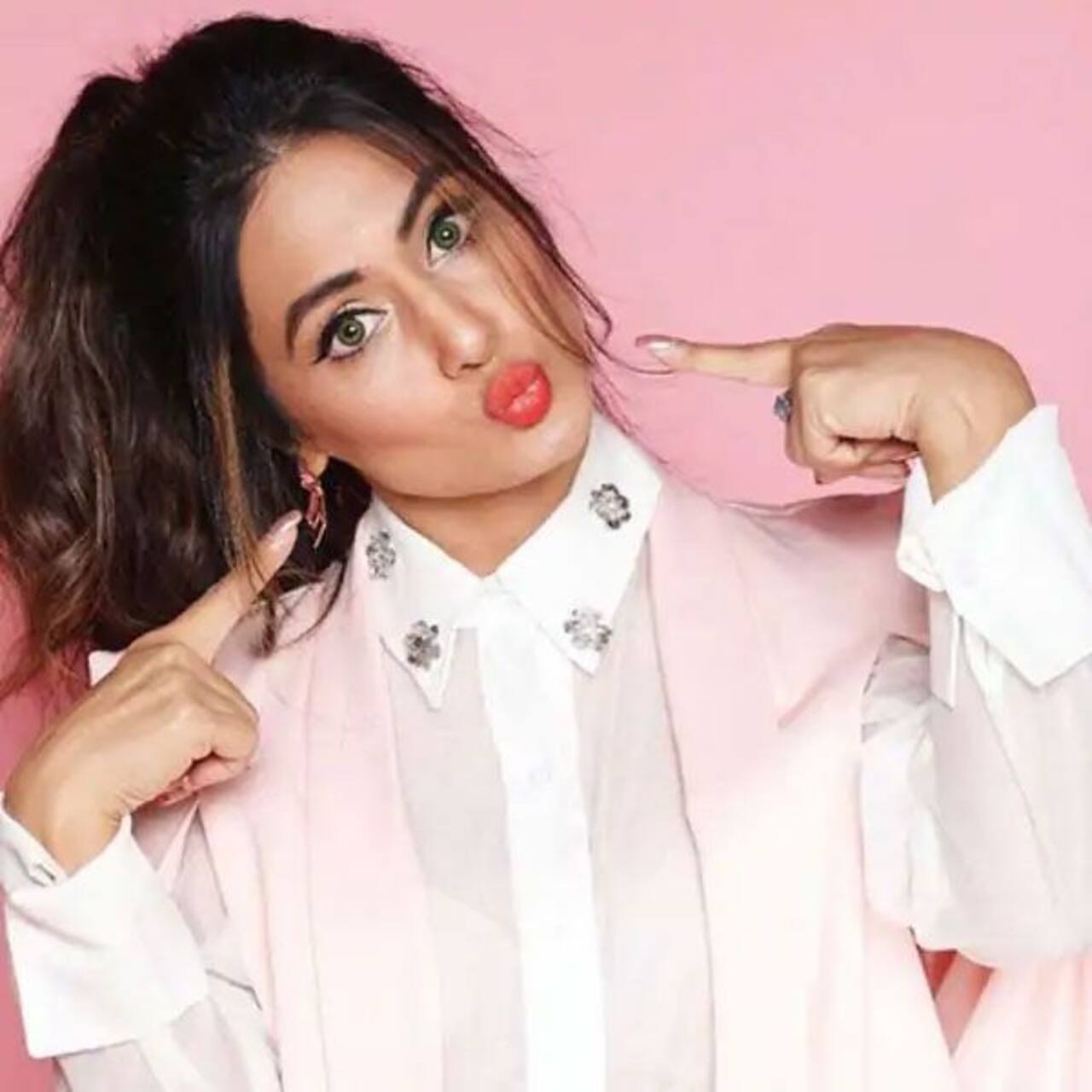 Hina Khan pulls a Kareena Kapoor Khan and we are all hearts for it