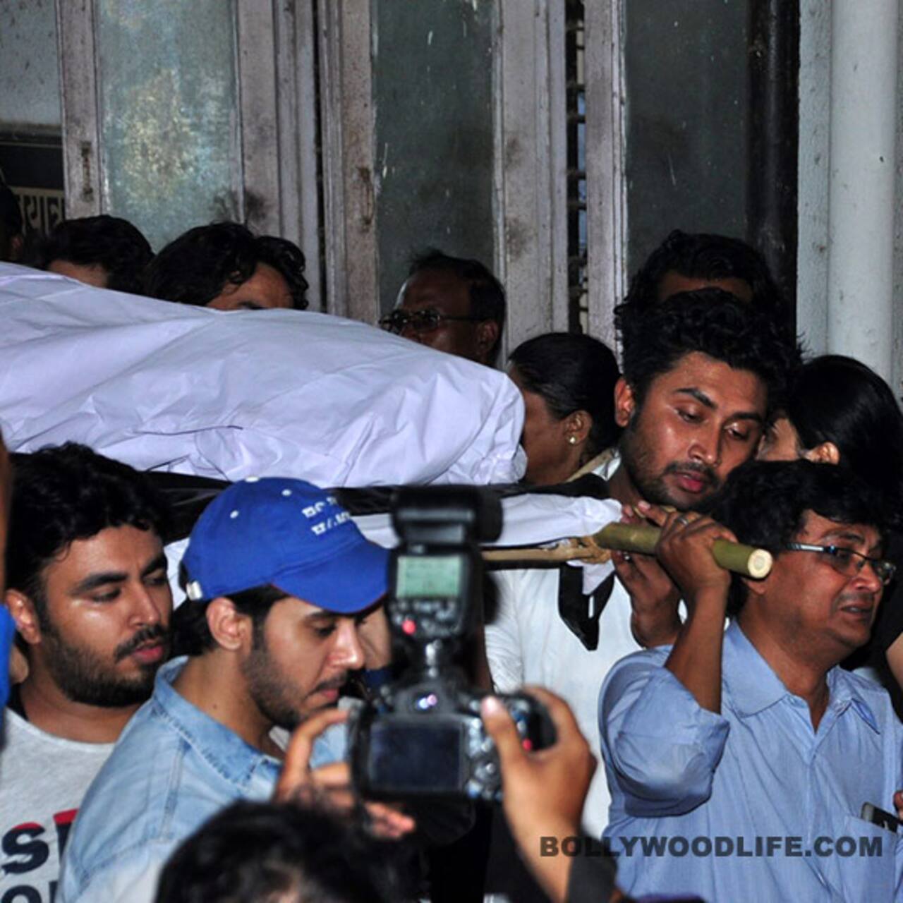 Pratyusha Banerjee’s funeral: TV celebs witness actress’ last journey
