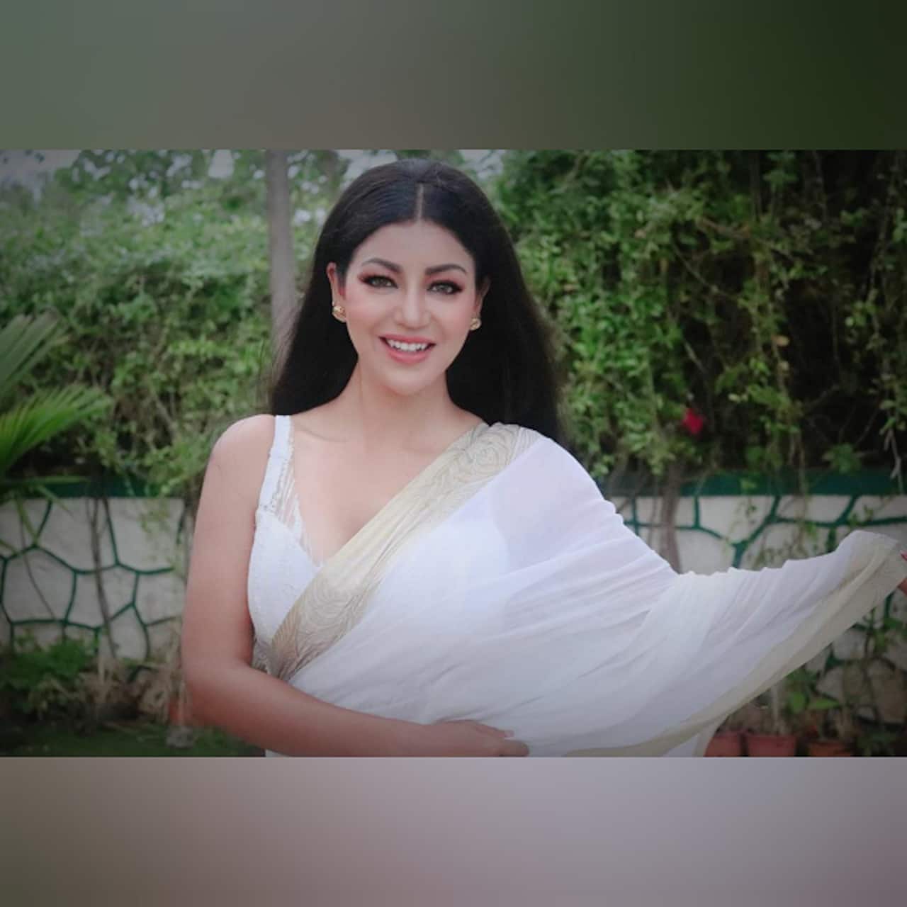 Ramayan actress Debina Bonnerjee looks serene as a swan as she clads a ...