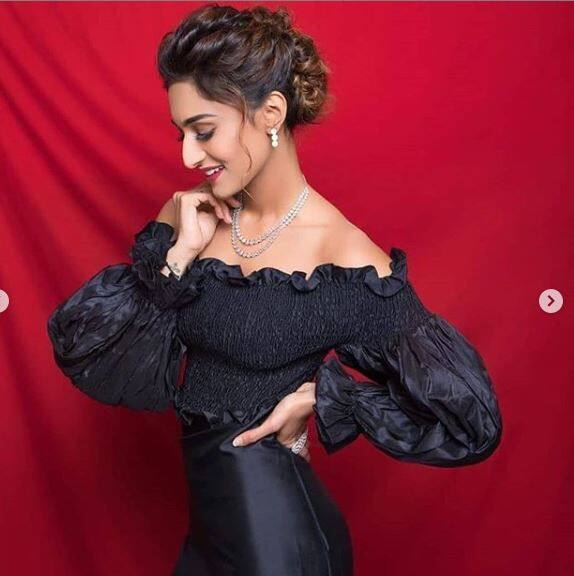 Gold Awards 2019: Erica Fernandes' black beauty look falls flat and how