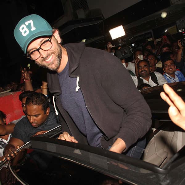 Hrithik Roshan’s surprise visit to Chandan Cinema for his fans – check ...