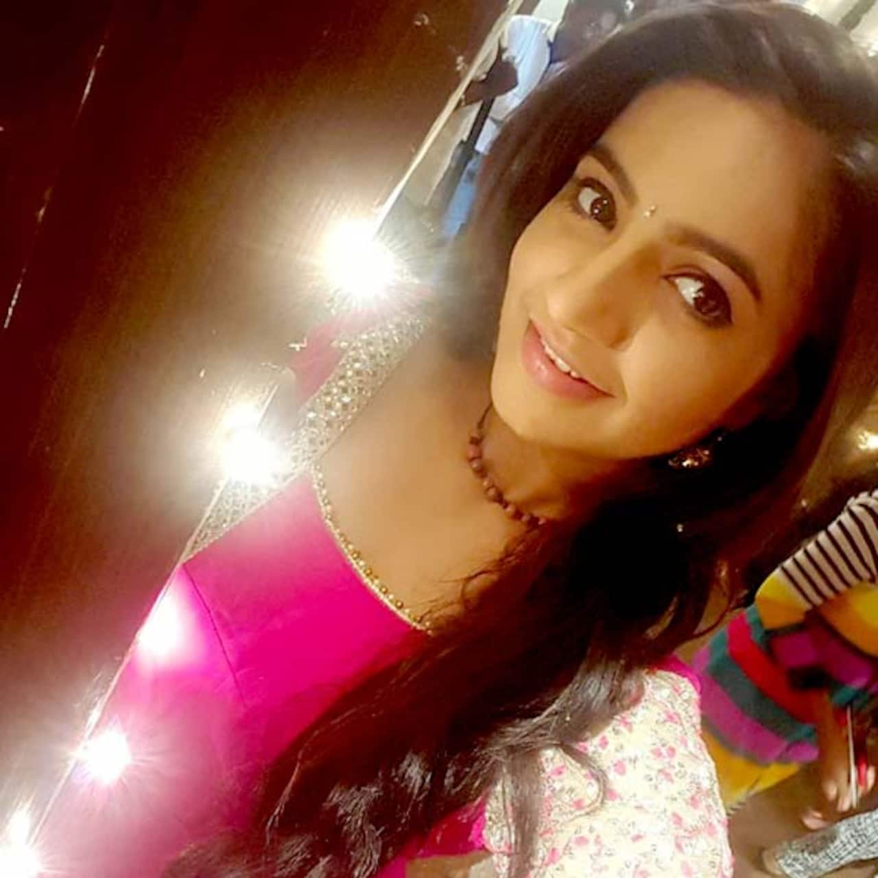 Meera Deosthale aka Chakor LEAKS her wedding images with Vivan from ...