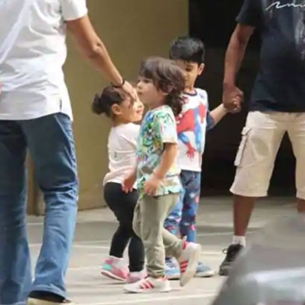 Taimur enjoys a playdate with cousin Inaaya as mommy Kareena Kapoor ...