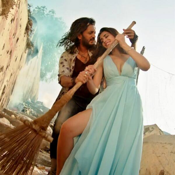 Riteish Deshmukh and Nargis Fakhri’s ‘Banjo’ trailer is all about MUSIC!