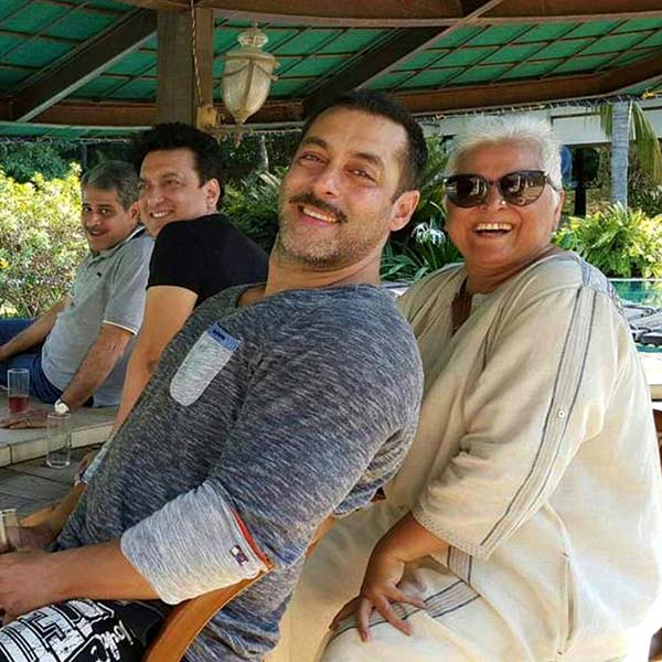 Salman Khan rings in New Year with Iulia Vantur and family at Panvel ...