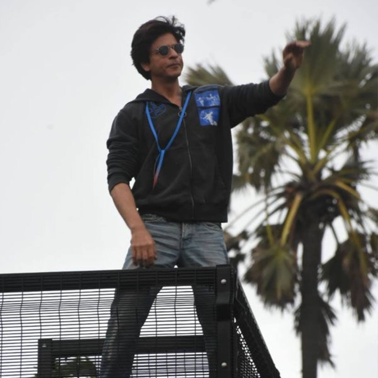 Shah Rukh Khan greets and waves at his fans on the occasion of Eid al ... Shah Rukh Khan greets and waves at his fans on the occasion of Eid al ...