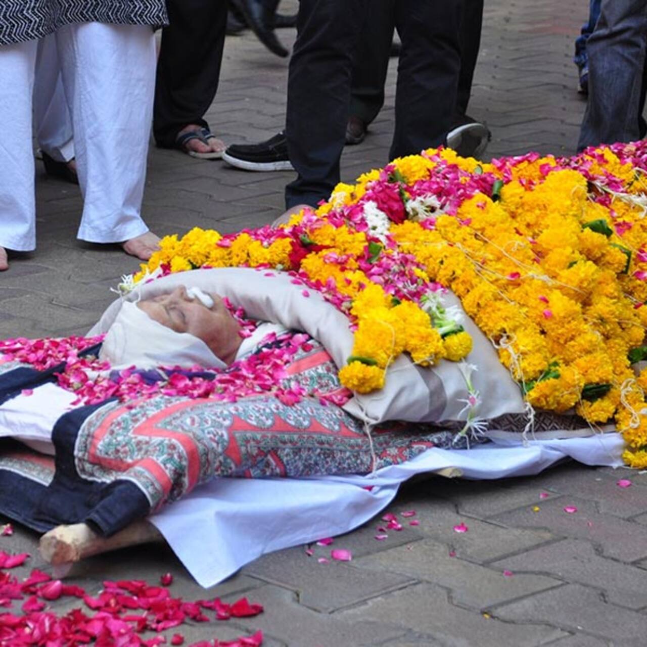 Exclusive: Inside pics of Vindu Dara Singh’s mother Surjit Kaur’s funeral